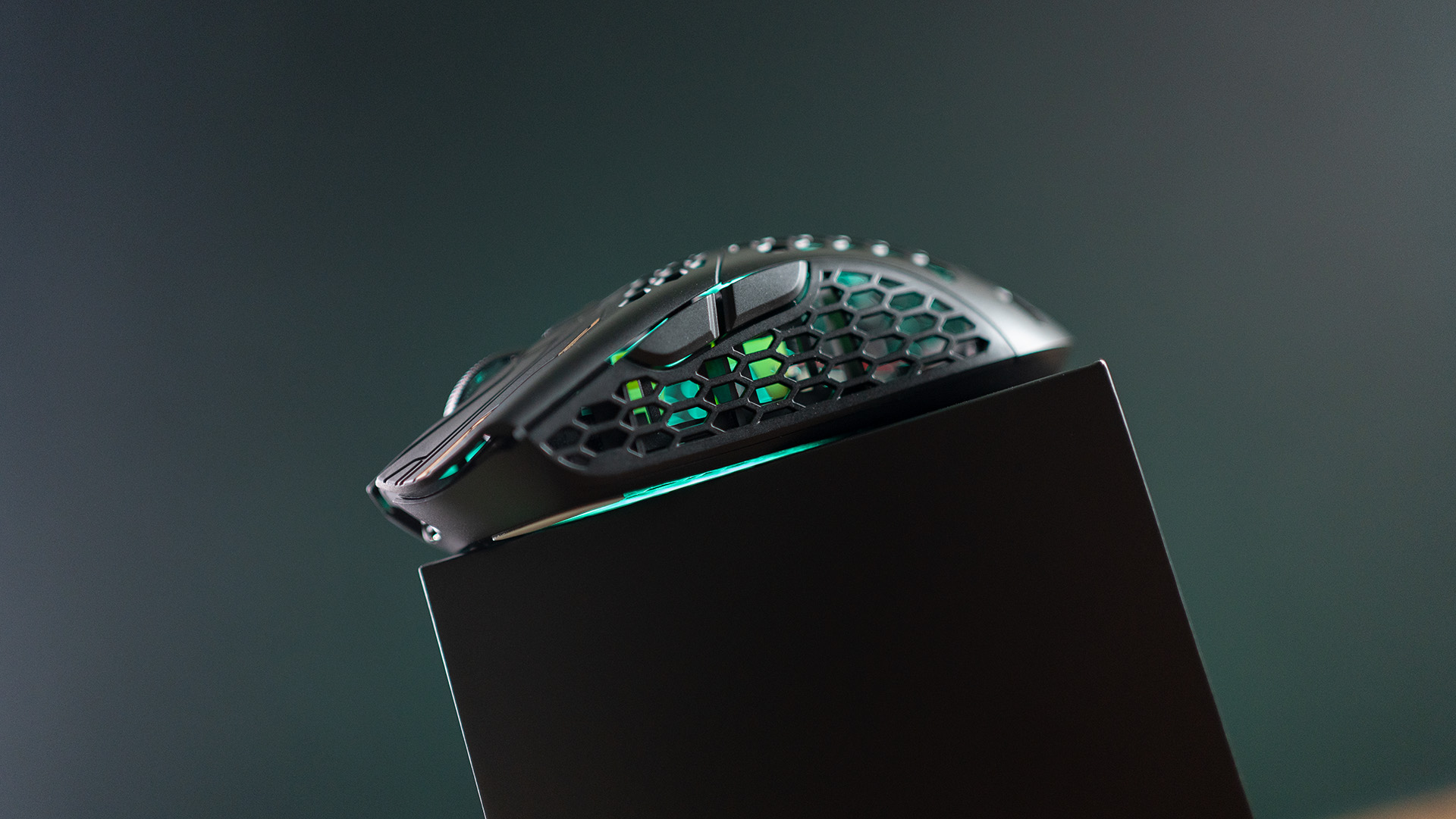 Finalmouse ULX レビュー。軽くて良い。ビルドクオリティが微妙だけど | GameGeek