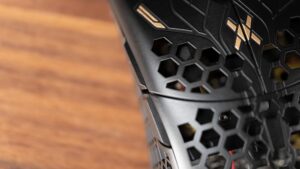 Finalmouse ULX レビュー。軽くて良い。ビルドクオリティが微妙だけど | GameGeek